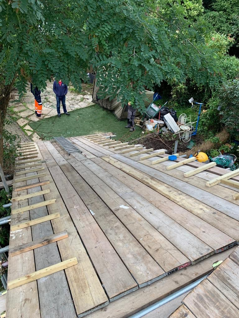 London Birdcage and Ramp Scaffold for Hyrdra Flow Pool installation ...